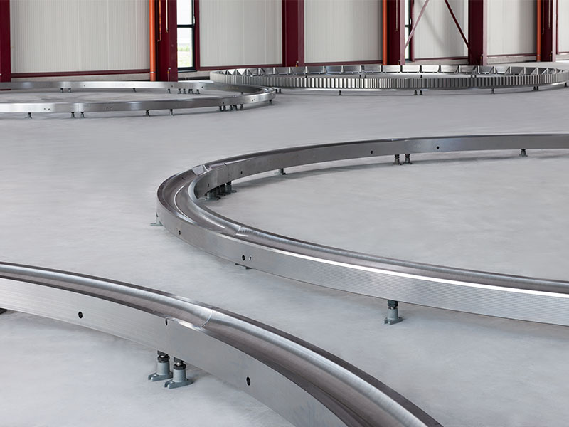 Segmented Large-diameter rolling bearings, gear rims and pivot joins ...