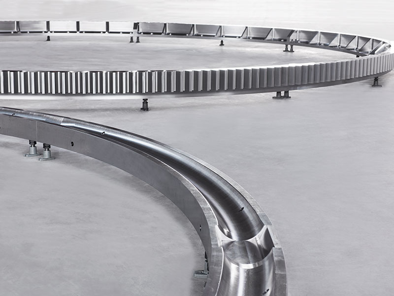 Segmented Large-diameter rolling bearings, gear rims and pivot joins ...